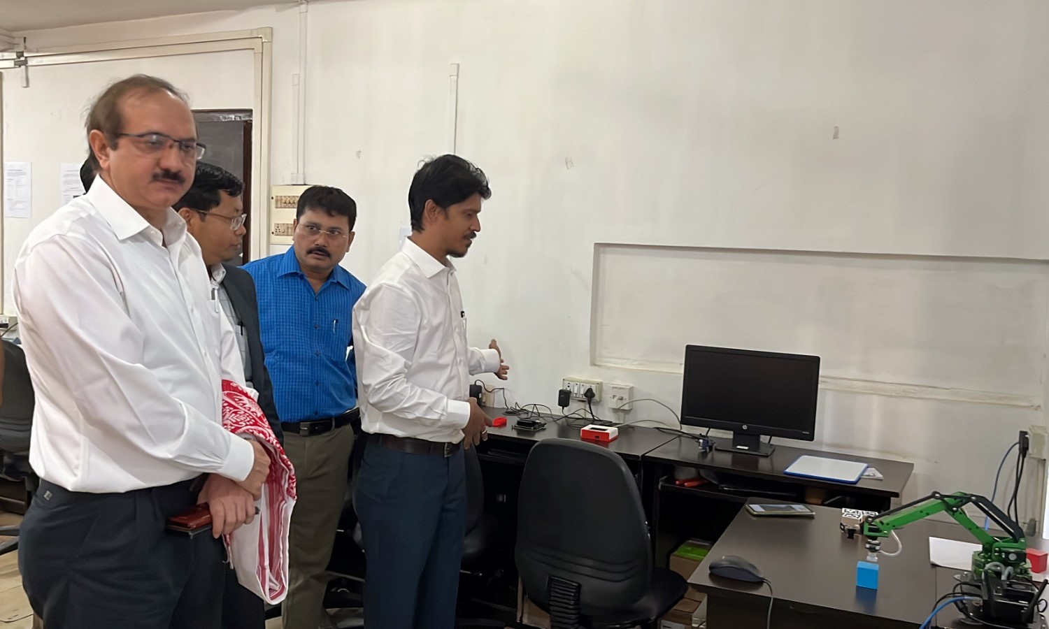 Demonstration of newly setup "Internet of Things and Robotic Lab" at ...